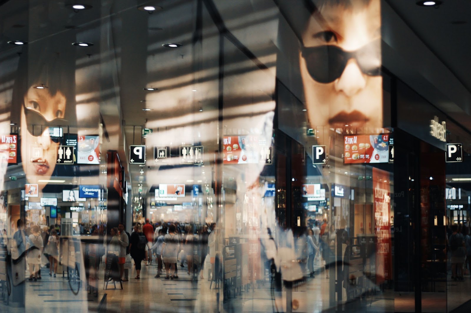 Digital Signage for Malls: The 5 Most Profitable Use Cases